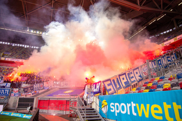 Video: Hansa-Fans zünden große Pyroshow in Düsseldorf – liga3-online.de