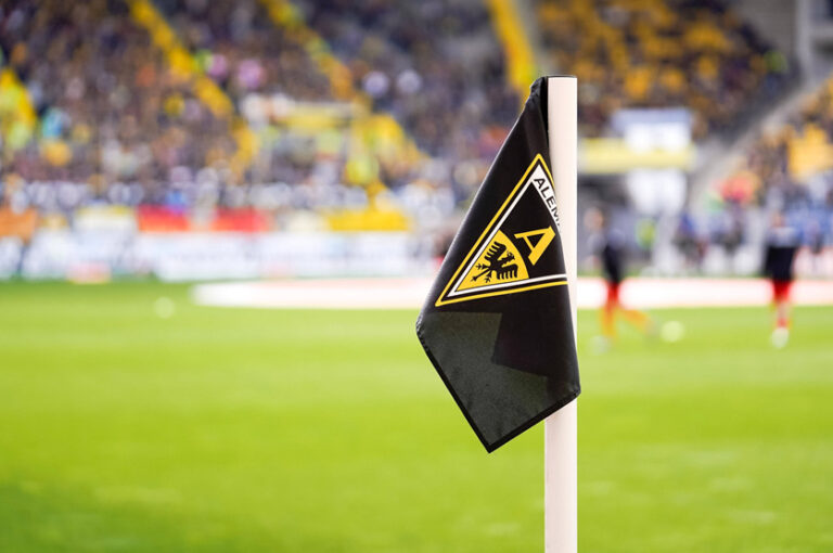 "Universal Polythex" neuer Haupt- und Trikotsponsor der Alemannia ...