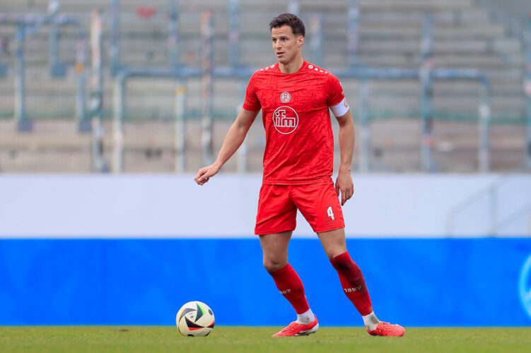 Zu verbesserten Bedingungen: "ifm" bleibt RWE-Hauptsponsor – liga3 ...