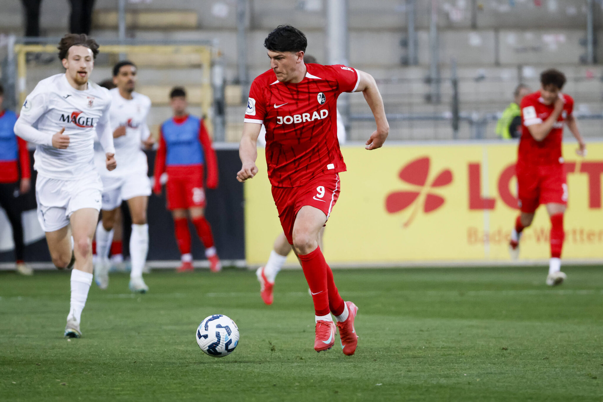 Erstliga-Erfahrung in der Schweiz: Verl leiht Freiburgs Besio aus ...