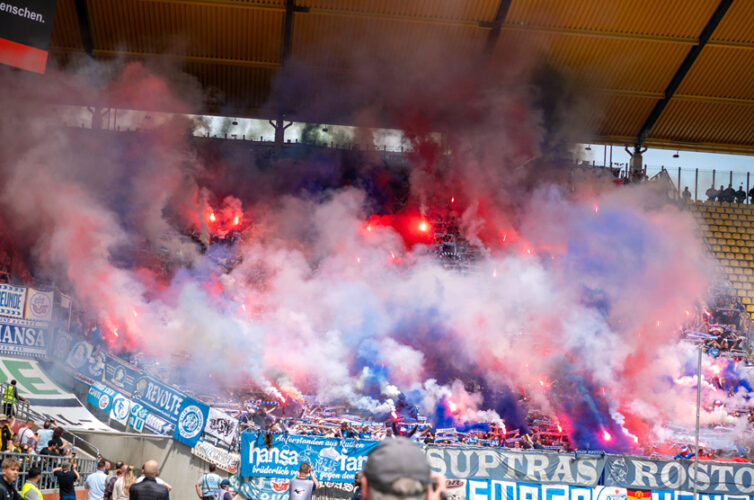 Pyrotechnik: DFB belegt Hansa mit Geldstrafe von 37.550 Euro – liga3 ...